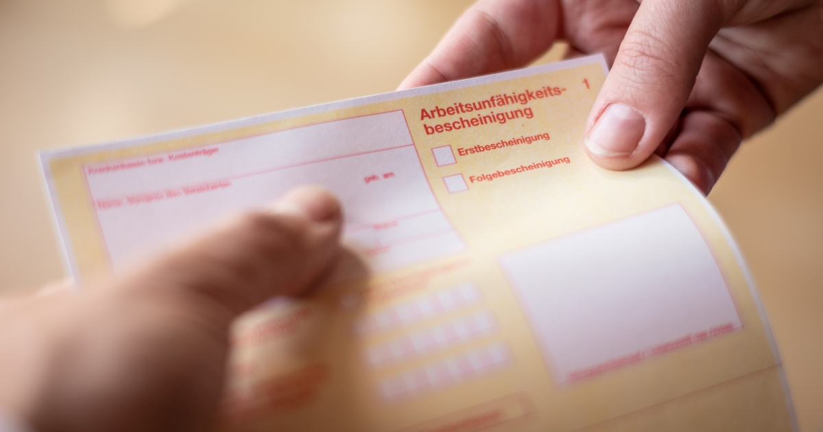 Arbeitnehmer | Krankmeldung oder gelber Schein? | Betriebsrat